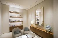 China Modern Light-Luxury Full-Store Custom Jewelry Showcase Display with Curved Glass Design for sale