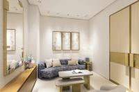 China Modern Light-Luxury Full-Store Custom Jewelry Showcase Display with Curved Glass Design for sale