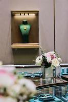 China Luxury-Classical Jewelry Boutique Full-Store Customization with Circular Curved Glass Island Showcase and Wall Recessed Jewellery Display Niche for sale