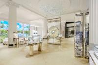 China Neo-Classical Luxury Jewelry Showroom with Full-Store Customization and Marble & Polished Metal Display for sale