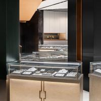 China Modern-Oriental Minimalist Jewelry Showroom with Stone-Veneer Display Cases and Freestanding Pillar Vitrines for sale