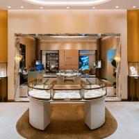 China Italian-Style Luxury Jewelry Showroom with Full-Store Custom Brass Frame Display Boutique for sale