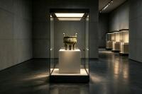 China Freestanding Museum Vitrine with Museum-Grade Glass and Top LED Lighting for Artifact Display for sale