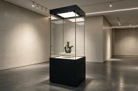 China Museum Pedestal Vitrine with Anti-Reflective UV-Filter Glass, Built-in Storage Base, and Multi-point LED Lighting for sale