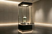 China Museum-Grade Square Showcase with Gold Metal Trim Anti-Reflective UV-Blocking Glass Display Cabinet for sale