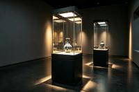 China Lockable Museum Display Showcase with Anti-Reflective UV-Filter Glass and Integrated Top LED Lighting for sale