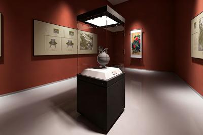 China Anti-Reflection UV-Protection Freestanding Museum Exhibit Cabinet With Locked Storage & Caster Base for sale
