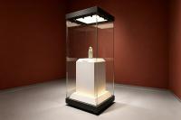 China Illuminated Tiered Luminous Inner Plinth Museum Display Showcase with 4-Side Anti-Glare Glass for 360-Degree Viewing for sale