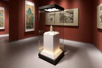 China Illuminated Tiered Luminous Inner Plinth Museum Display Showcase with 4-Side Anti-Glare Glass for 360-Degree Viewing for sale