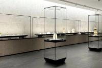 China Anti-Glare Four-Sided Museum Exhibit Cabinet with Suspended Mid-Height Plinth and Solid Black Base for sale
