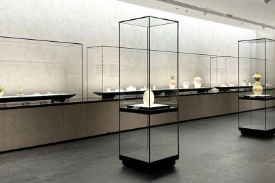China Anti-Glare Four-Sided Museum Exhibit Cabinet with Suspended Mid-Height Plinth and Solid Black Base for sale