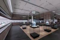China Anti-Glare Four-Sided Museum Exhibit Cabinet with Suspended Mid-Height Plinth and Solid Black Base for sale