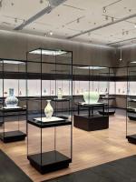 China Anti-Glare Four-Sided Museum Exhibit Cabinet with Suspended Mid-Height Plinth and Solid Black Base for sale
