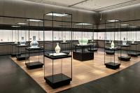 China Anti-Glare Four-Sided Museum Exhibit Cabinet with Suspended Mid-Height Plinth and Solid Black Base for sale