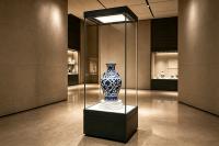 China Anti-Glare Four-Sided Museum Exhibit Cabinet with Sculpted Wavy Plinth and Top Panel Lighting for sale