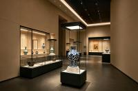China Anti-Glare Four-Sided Museum Exhibit Cabinet with Sculpted Wavy Plinth and Top Panel Lighting for sale