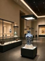 China Anti-Glare Four-Sided Museum Exhibit Cabinet with Sculpted Wavy Plinth and Top Panel Lighting for sale
