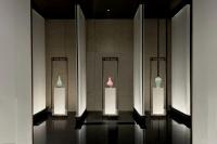 China Anti-Glare Glass Museum Exhibit Cabinet with Tall Solid White Pedestal and Bronze Trim Porcelain Display Tower for sale