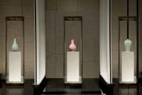 China Anti-Glare Glass Museum Exhibit Cabinet with Tall Solid White Pedestal and Bronze Trim Porcelain Display Tower for sale