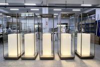 China Anti-Glare Glass Museum Exhibit Cabinet with Tall Solid White Pedestal and Bronze Trim Porcelain Display Tower for sale