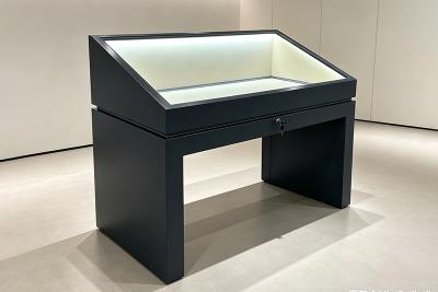 China Slanted Reading Vitrine with Anti-Glare Low-Iron Glass and Customizable LED Lighting for Ergonomic Viewing for sale