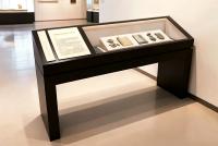 China Anti-Glare Low-Iron Glass Museum Display Table With Slanted Top And LED Lighting For Relics for sale