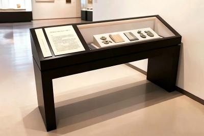 China Anti-Glare Low-Iron Glass Museum Display Table With Slanted Top And LED Lighting For Relics for sale