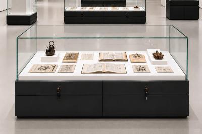 China Anti-Glare Four-Sided Glass Museum Exhibit Cabinet With Lockable Drawer Base And White Platform Display Blocks for sale