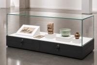 China Anti-Glare Four-Sided Glass Museum Exhibit Cabinet With Lockable Drawer Base And White Platform Display Blocks for sale