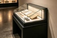China Custom Gas-Strut Hydraulic Lift Museum Display Case with Anti-Glare Low-Iron Glass Lid and Adjustable Acrylic Book Cradles for sale