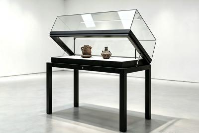 China Dual-Side Gas-Strut Open Museum Table Vitrine with Tilted Low-Iron Anti-Glare Glass and Built-in LED Light for sale