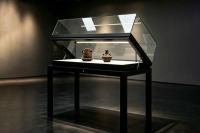 China Dual-Side Gas-Strut Open Museum Table Vitrine with Tilted Low-Iron Anti-Glare Glass and Built-in LED Light for sale