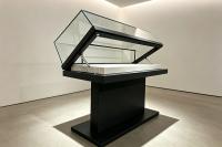 China Museum Table Vitrine with Gas-Strut Lift-Up Mechanism and Anti-Glare Low-Iron Glass for Soft Fabric-Lined Display for sale