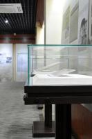 China Museum Table Vitrine with Gas-Strut Lift-Up Mechanism and Anti-Glare Low-Iron Glass for Soft Fabric-Lined Display for sale
