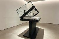 China Museum Table Vitrine with Gas-Strut Lift-Up Mechanism and Anti-Glare Low-Iron Glass for Soft Fabric-Lined Display for sale