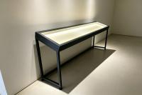 China Long Narrow Museum Display Table With Gas-Strut Lift Mechanism And LED Illuminated Platform In Anti-Glare Low-Iron Glass for sale