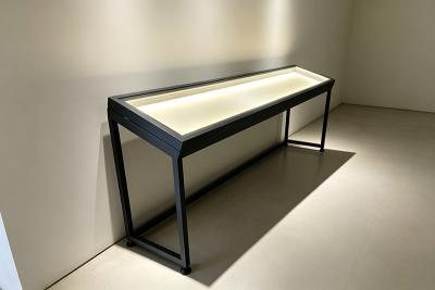 China Long Narrow Museum Display Table With Gas-Strut Lift Mechanism And LED Illuminated Platform In Anti-Glare Low-Iron Glass for sale