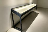 China Long Narrow Museum Display Table With Gas-Strut Lift Mechanism And LED Illuminated Platform In Anti-Glare Low-Iron Glass for sale