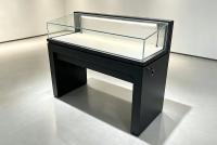 China Anti-Glare Low-Iron Glass Museum Exhibit Cabinet with Three-Sided Lift-Up Showcase and LED Backlit Back Panel for sale