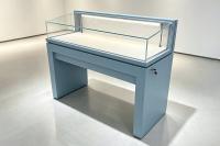 China Anti-Glare Low-Iron Glass Museum Exhibit Cabinet with Three-Sided Lift-Up Showcase and LED Backlit Back Panel for sale