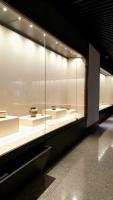 China Seamless Anti-Glare Glass Museum Exhibit Cabinet With Concealed LED Lighting And Fabric Back Panel for sale