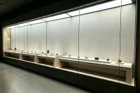 China Custom Modular Seamless Splicing Museum Display Case with Anti-UV Low-Iron Glass and Recessed LED Lighting for sale