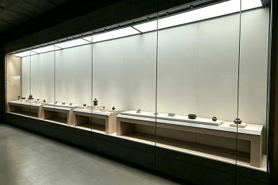 China Custom Modular Seamless Splicing Museum Display Case with Anti-UV Low-Iron Glass and Recessed LED Lighting for sale