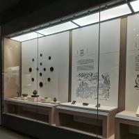 China Custom Modular Seamless Splicing Museum Display Case with Anti-UV Low-Iron Glass and Recessed LED Lighting for sale