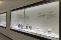 China Custom Museum Wall Display Case with Anti-UV Low-Iron Glass Fully Sealed Dust-proof Structure and Integrated Professional LED Lighting for sale