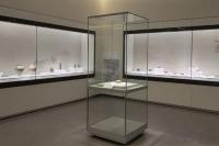 China Custom Museum Wall Display Case with Anti-UV Low-Iron Glass Fully Sealed Dust-proof Structure and Integrated Professional LED Lighting for sale