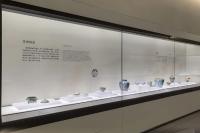 China Custom Museum Wall Display Case with Anti-UV Low-Iron Glass Fully Sealed Dust-proof Structure and Integrated Professional LED Lighting for sale
