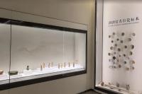 China Custom Museum Wall Display Case with Anti-UV Low-Iron Glass Fully Sealed Dust-proof Structure and Integrated Professional LED Lighting for sale