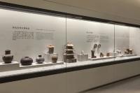 China Custom Museum Wall Display Case with Anti-UV Low-Iron Glass Fully Sealed Dust-proof Structure and Integrated Professional LED Lighting for sale