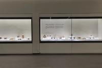 China Custom Museum Wall Display Case with Anti-UV Low-Iron Glass Fully Sealed Dust-proof Structure and Integrated Professional LED Lighting for sale